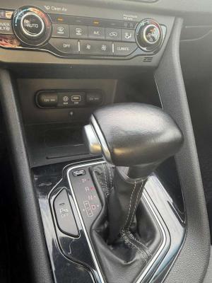 White Kia Niro 2017 in Panevezys, with an engine capacity of 1.58 L and mileage of 281 thousand km for 8300 €, photo 17 on AUTOMOTO.COM.LV