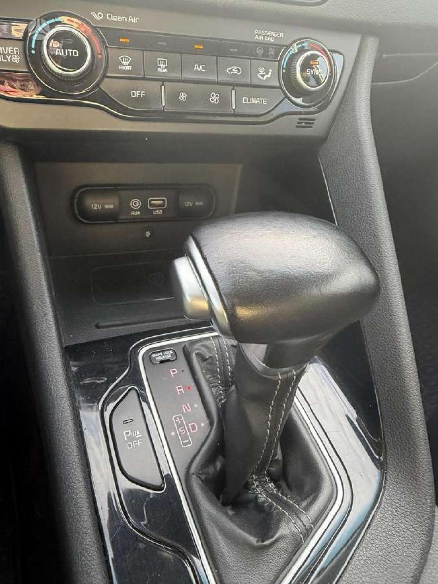 White Kia Niro 2017 in Panevezys, with an engine capacity of 1.58 L and mileage of 281 thousand km for 8300 €, photo 17 on AUTOMOTO.COM.LV