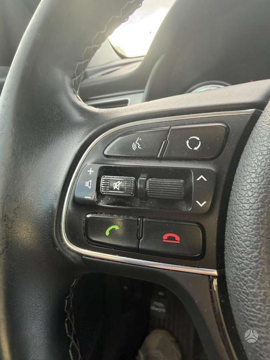 White Kia Niro 2017 in Panevezys, with an engine capacity of 1.58 L and mileage of 281 thousand km for 8300 €, photo 19 on AUTOMOTO.COM.LV
