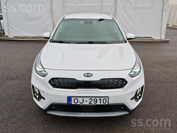 White Kia Niro 2019 in Jelgava, with an engine capacity of 1.60 L and mileage of 87 thousand km for 16900 €, photo 3 on AUTOMOTO.COM.LV
