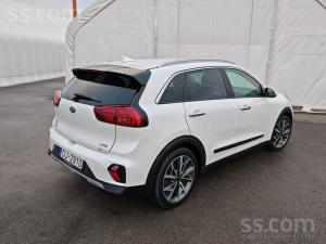 White Kia Niro 2019 in Jelgava, with an engine capacity of 1.60 L and mileage of 87 thousand km for 16900 €, photo 4 on AUTOMOTO.COM.LV
