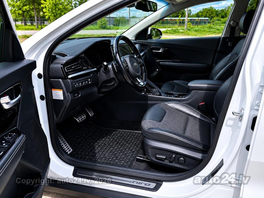 White Kia Niro 2019 in Tallinn, with an engine capacity of 1.60 L and mileage of 97 thousand km for 16900 €, photo 7 on AUTOMOTO.COM.LV