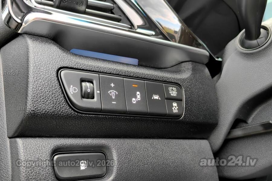 White Kia Niro 2019 in Tallinn, with an engine capacity of 1.60 L and mileage of 97 thousand km for 16900 €, photo 13 on AUTOMOTO.COM.LV
