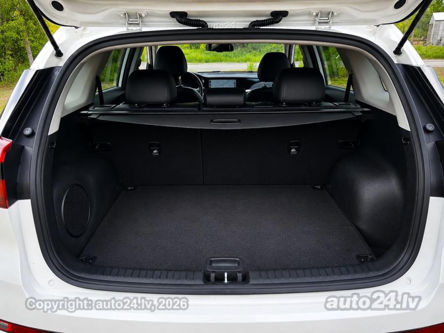 White Kia Niro 2019 in Tallinn, with an engine capacity of 1.60 L and mileage of 97 thousand km for 16900 €, photo 14 on AUTOMOTO.COM.LV