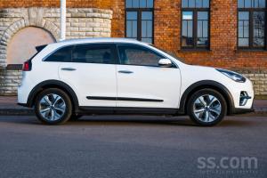 White Kia Niro 2019 in Tallinn, with an engine capacity of 1.60 L and mileage of 157 thousand km for 15900 €, photo 3 on AUTOMOTO.COM.LV