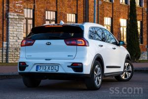 White Kia Niro 2019 in Tallinn, with an engine capacity of 1.60 L and mileage of 157 thousand km for 15900 €, photo 4 on AUTOMOTO.COM.LV