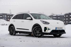 White Kia Niro 2019 in Tallinn, with an engine capacity of 1.60 L and mileage of 157 thousand km for 15900 €, photo 11 on AUTOMOTO.COM.LV