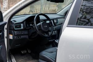 White Kia Niro 2019 in Tallinn, with an engine capacity of 1.60 L and mileage of 157 thousand km for 15900 €, photo 12 on AUTOMOTO.COM.LV