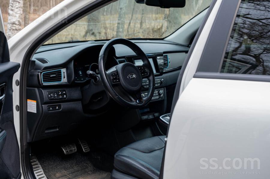 White Kia Niro 2019 in Tallinn, with an engine capacity of 1.60 L and mileage of 157 thousand km for 15900 €, photo 12 on AUTOMOTO.COM.LV