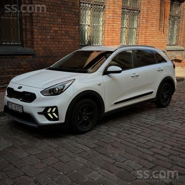 Balts Kia Niro 2019 Rīga, ar dzinēja tilpumu 1.60 L un nobraukumu 242 tūkst. km par 14199 €, foto 1 vietnē AUTOMOTO.COM.LV