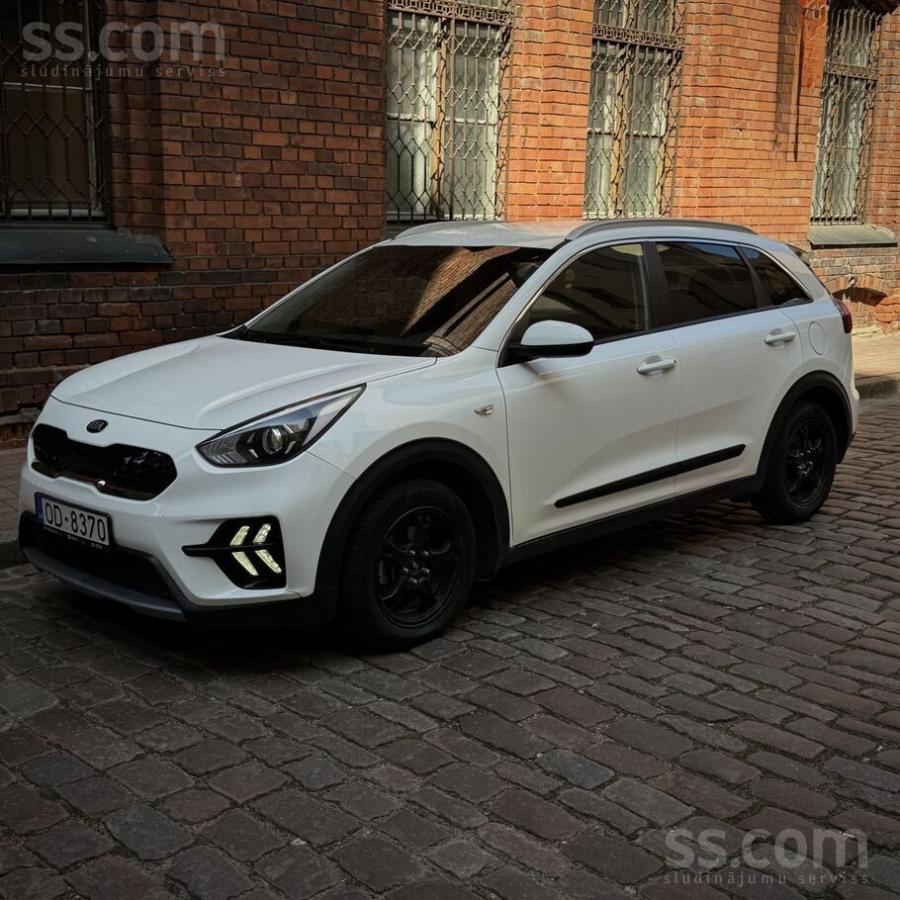 White Kia Niro 2019 in Riga, with an engine capacity of 1.60 L and mileage of 242 thousand km for 14199 €, photo 1 on AUTOMOTO.COM.LV