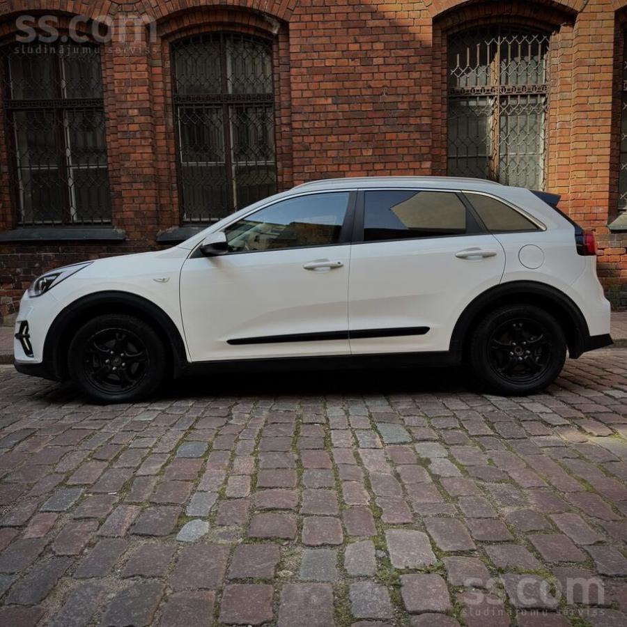 White Kia Niro 2019 in Riga, with an engine capacity of 1.60 L and mileage of 242 thousand km for 14199 €, photo 3 on AUTOMOTO.COM.LV