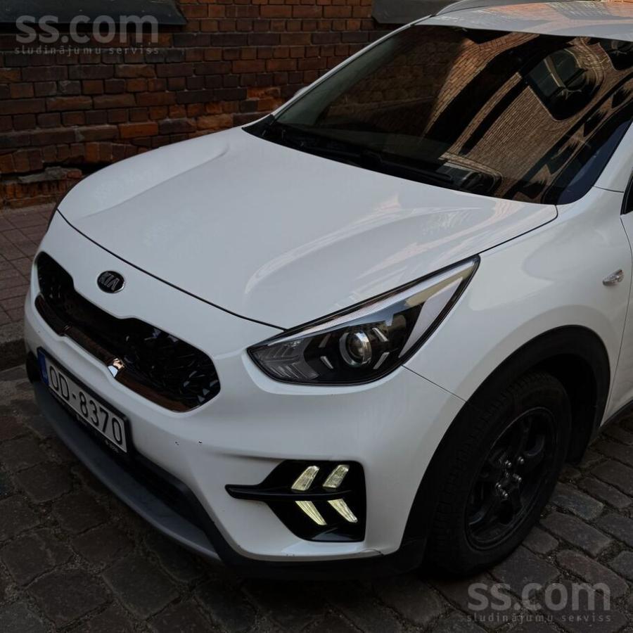 White Kia Niro 2019 in Riga, with an engine capacity of 1.60 L and mileage of 242 thousand km for 14199 €, photo 4 on AUTOMOTO.COM.LV