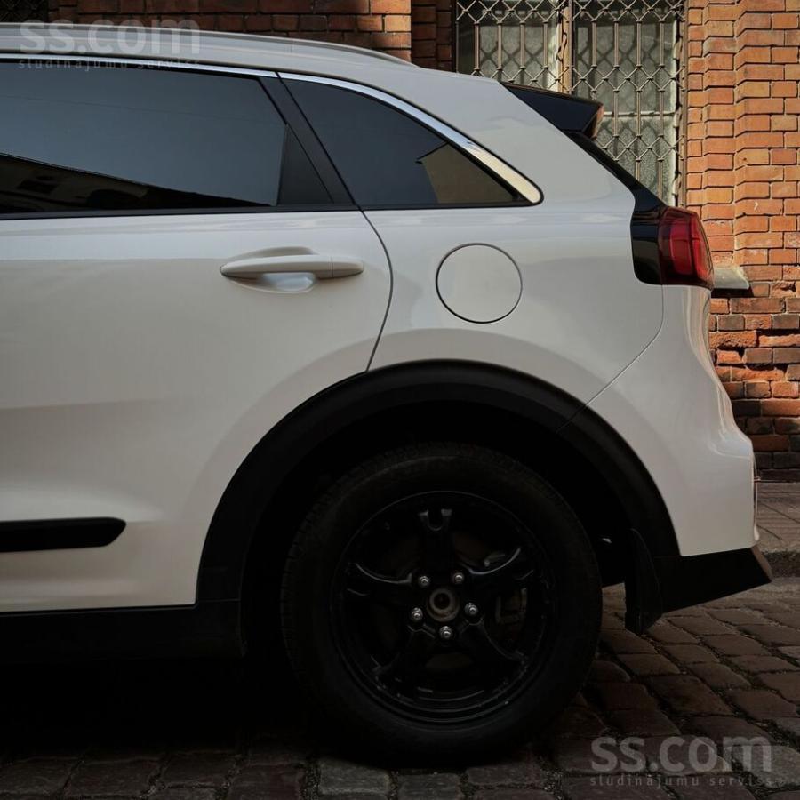 White Kia Niro 2019 in Riga, with an engine capacity of 1.60 L and mileage of 242 thousand km for 14199 €, photo 5 on AUTOMOTO.COM.LV