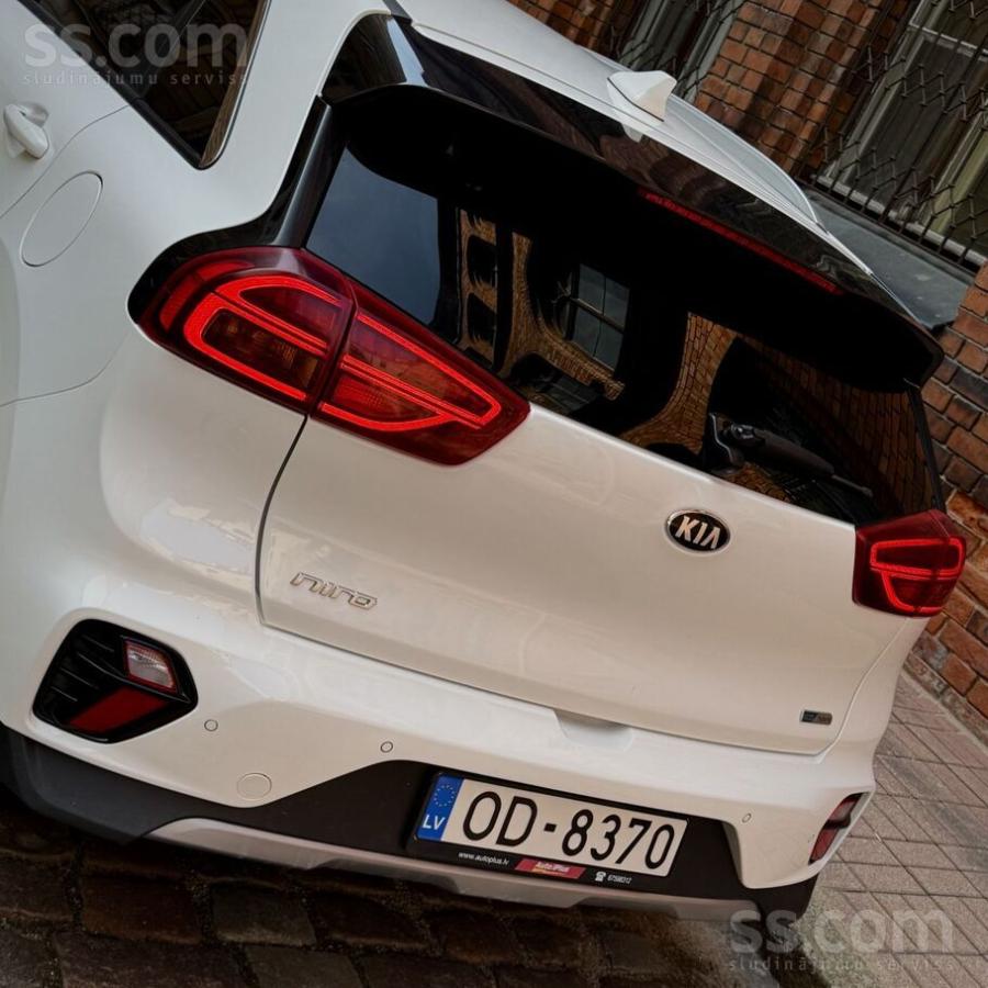 White Kia Niro 2019 in Riga, with an engine capacity of 1.60 L and mileage of 242 thousand km for 14199 €, photo 6 on AUTOMOTO.COM.LV