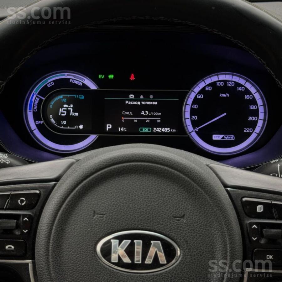 White Kia Niro 2019 in Riga, with an engine capacity of 1.60 L and mileage of 242 thousand km for 14199 €, photo 8 on AUTOMOTO.COM.LV