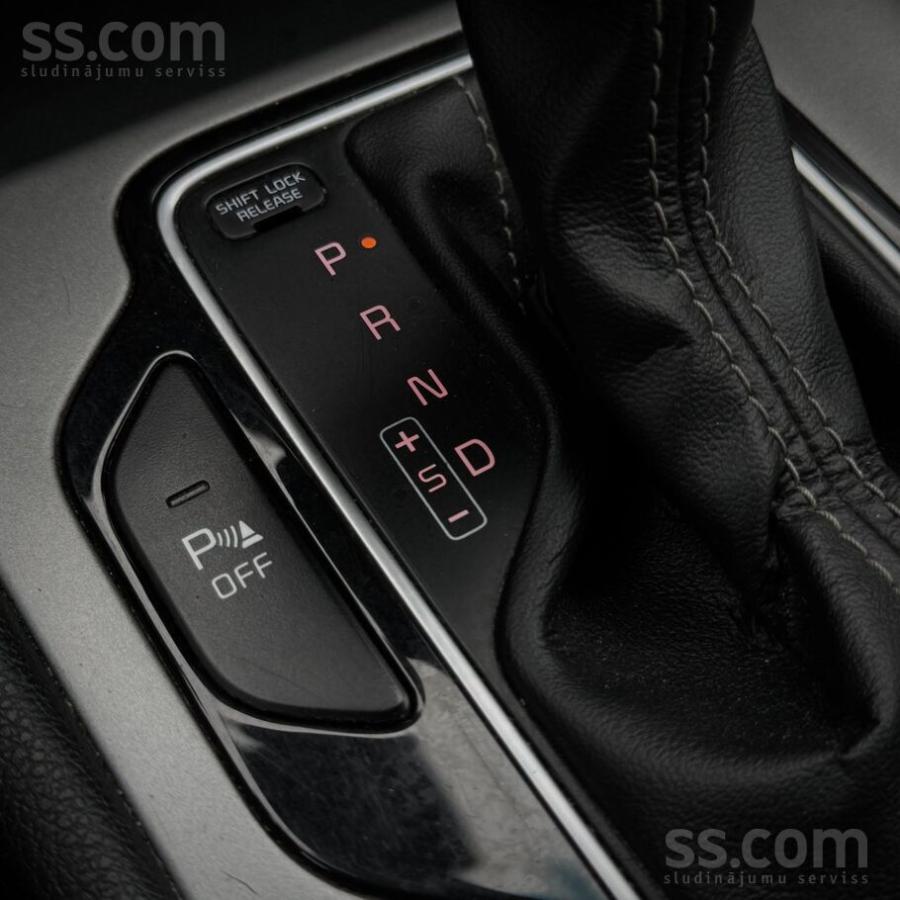 White Kia Niro 2019 in Riga, with an engine capacity of 1.60 L and mileage of 242 thousand km for 14199 €, photo 9 on AUTOMOTO.COM.LV