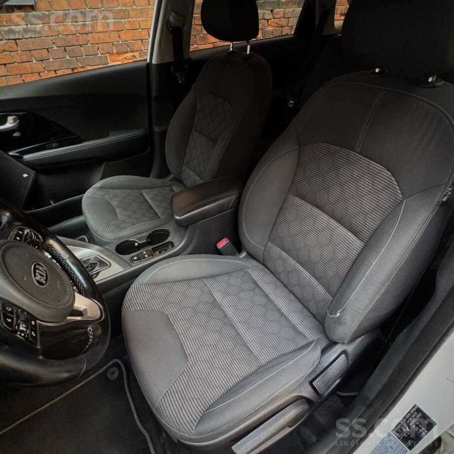 White Kia Niro 2019 in Riga, with an engine capacity of 1.60 L and mileage of 242 thousand km for 14199 €, photo 12 on AUTOMOTO.COM.LV