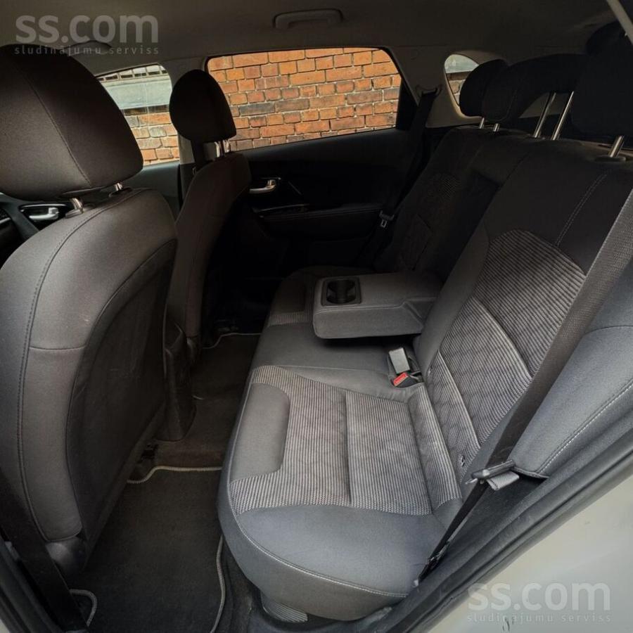 White Kia Niro 2019 in Riga, with an engine capacity of 1.60 L and mileage of 242 thousand km for 14199 €, photo 13 on AUTOMOTO.COM.LV