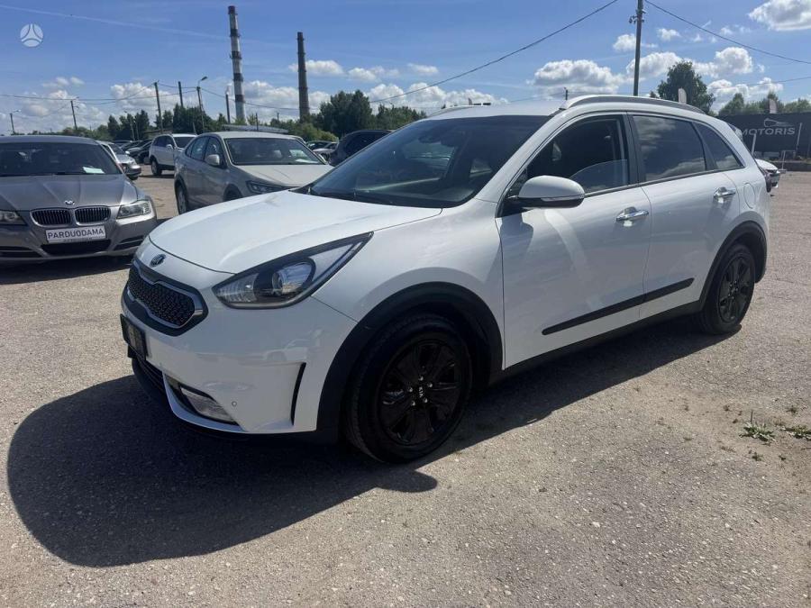 White Kia Niro 2019 in Panevezys, with an engine capacity of 1.58 L and mileage of 170 thousand km for 9900 €, photo 5 on AUTOMOTO.COM.LV