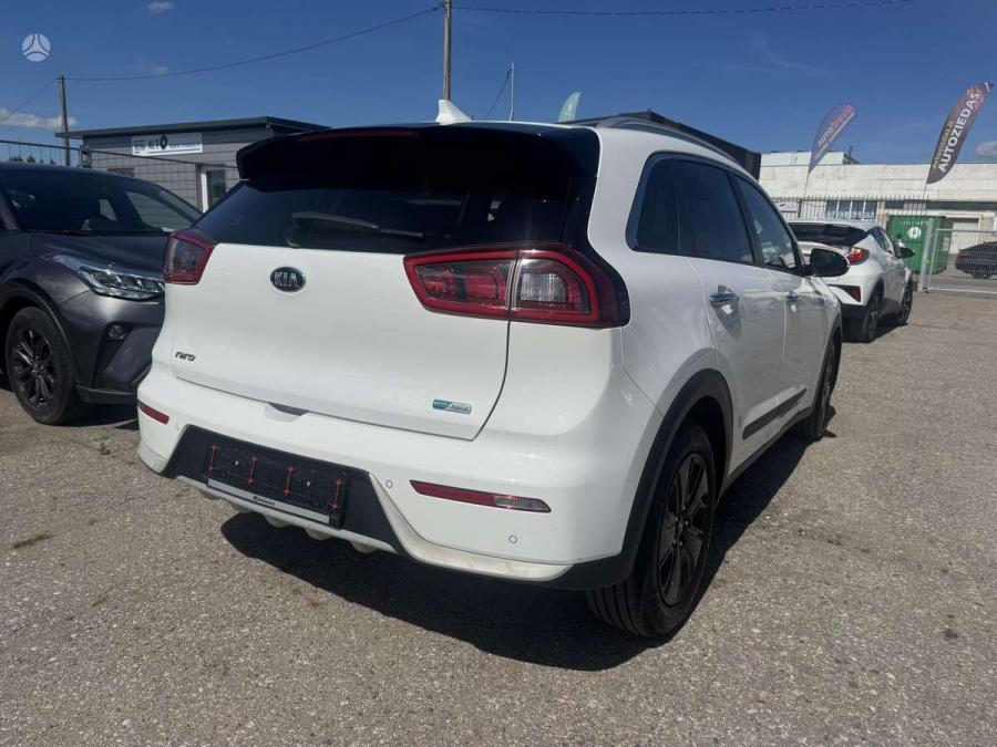 White Kia Niro 2019 in Panevezys, with an engine capacity of 1.58 L and mileage of 170 thousand km for 9900 €, photo 7 on AUTOMOTO.COM.LV