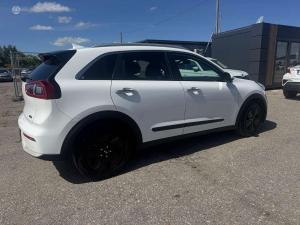 White Kia Niro 2019 in Panevezys, with an engine capacity of 1.58 L and mileage of 170 thousand km for 9900 €, photo 8 on AUTOMOTO.COM.LV