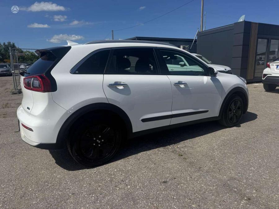 White Kia Niro 2019 in Panevezys, with an engine capacity of 1.58 L and mileage of 170 thousand km for 9900 €, photo 8 on AUTOMOTO.COM.LV