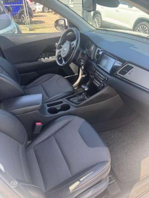 White Kia Niro 2019 in Panevezys, with an engine capacity of 1.58 L and mileage of 170 thousand km for 9900 €, photo 9 on AUTOMOTO.COM.LV