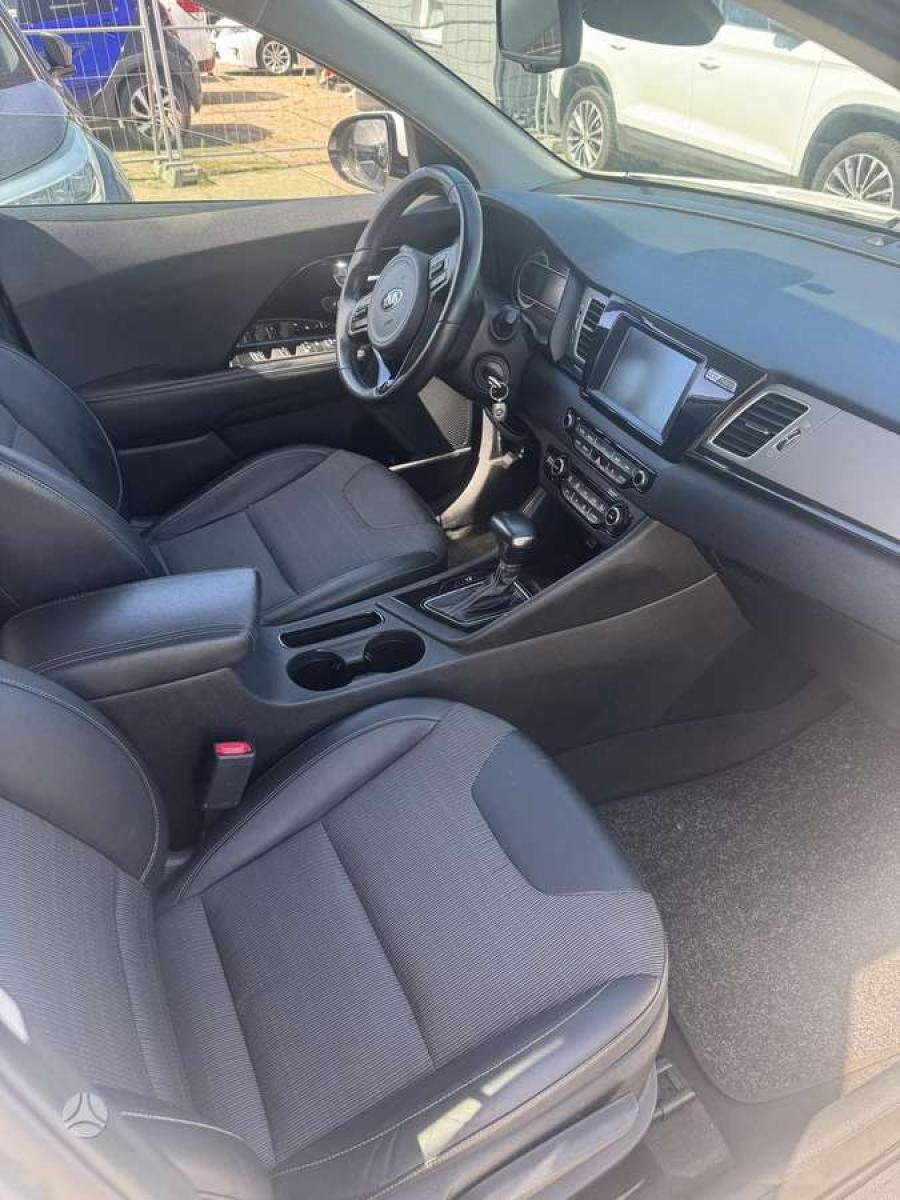 White Kia Niro 2019 in Panevezys, with an engine capacity of 1.58 L and mileage of 170 thousand km for 9900 €, photo 9 on AUTOMOTO.COM.LV