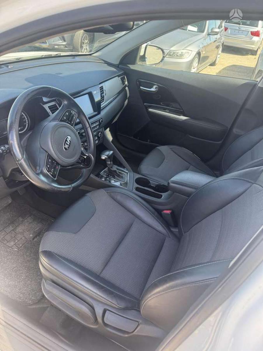 White Kia Niro 2019 in Panevezys, with an engine capacity of 1.58 L and mileage of 170 thousand km for 9900 €, photo 10 on AUTOMOTO.COM.LV