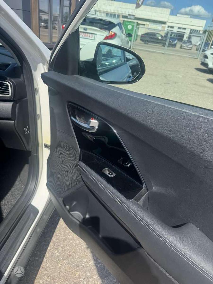 White Kia Niro 2019 in Panevezys, with an engine capacity of 1.58 L and mileage of 170 thousand km for 9900 €, photo 11 on AUTOMOTO.COM.LV