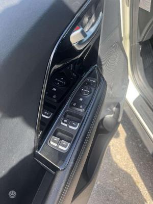 White Kia Niro 2019 in Panevezys, with an engine capacity of 1.58 L and mileage of 170 thousand km for 9900 €, photo 12 on AUTOMOTO.COM.LV