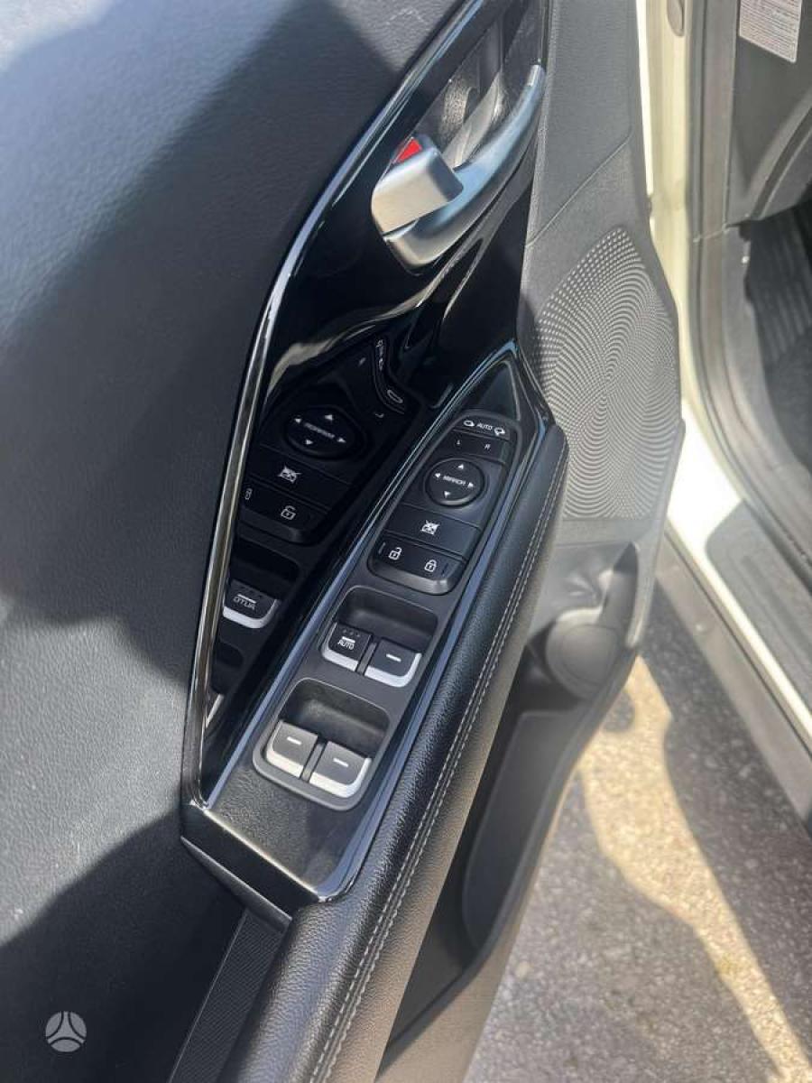 White Kia Niro 2019 in Panevezys, with an engine capacity of 1.58 L and mileage of 170 thousand km for 9900 €, photo 12 on AUTOMOTO.COM.LV