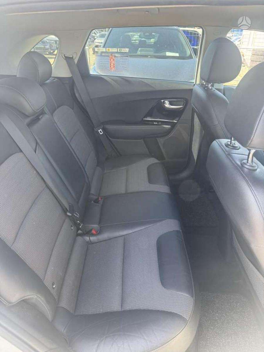 White Kia Niro 2019 in Panevezys, with an engine capacity of 1.58 L and mileage of 170 thousand km for 9900 €, photo 13 on AUTOMOTO.COM.LV