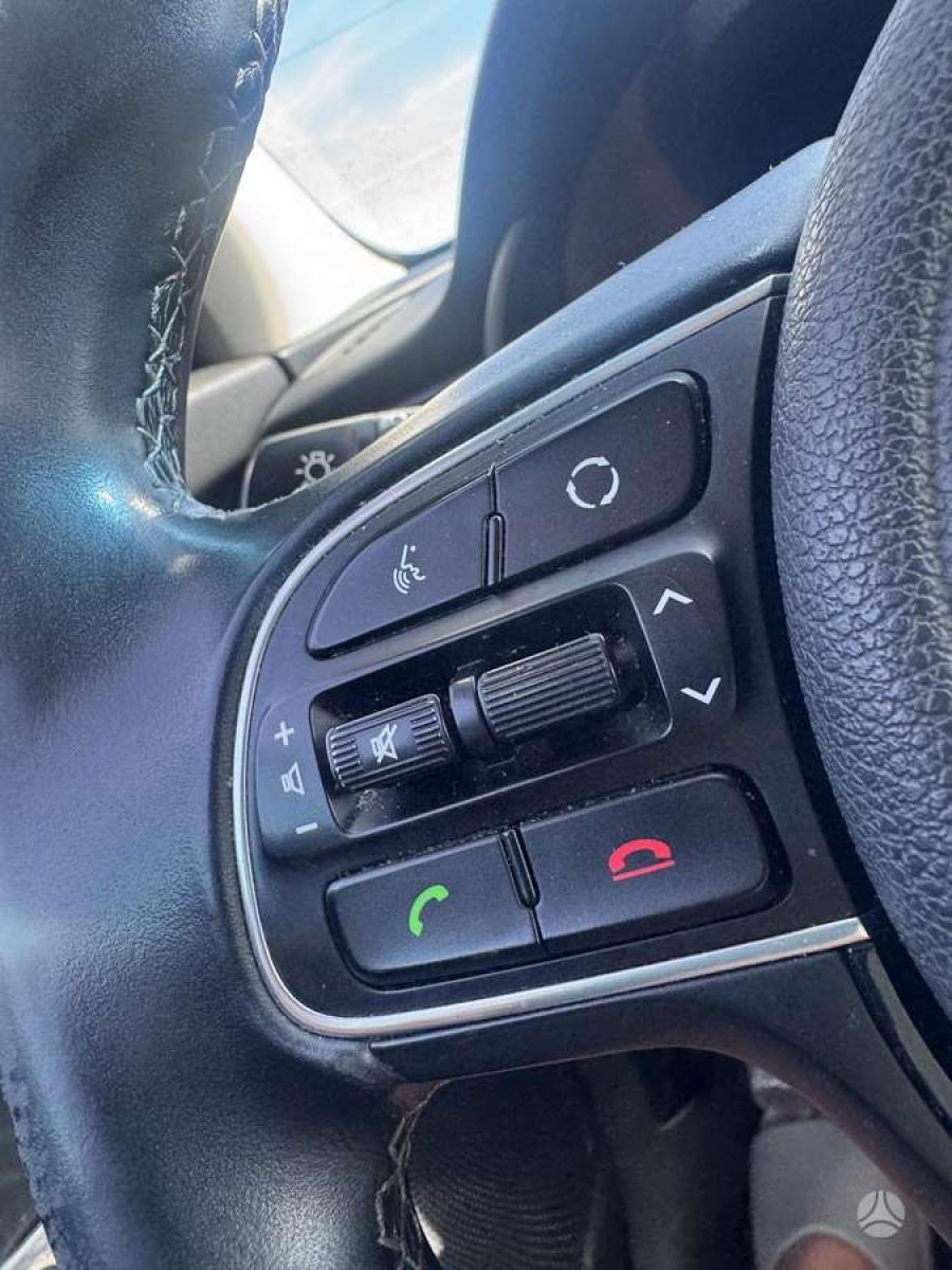 White Kia Niro 2019 in Panevezys, with an engine capacity of 1.58 L and mileage of 170 thousand km for 9900 €, photo 18 on AUTOMOTO.COM.LV