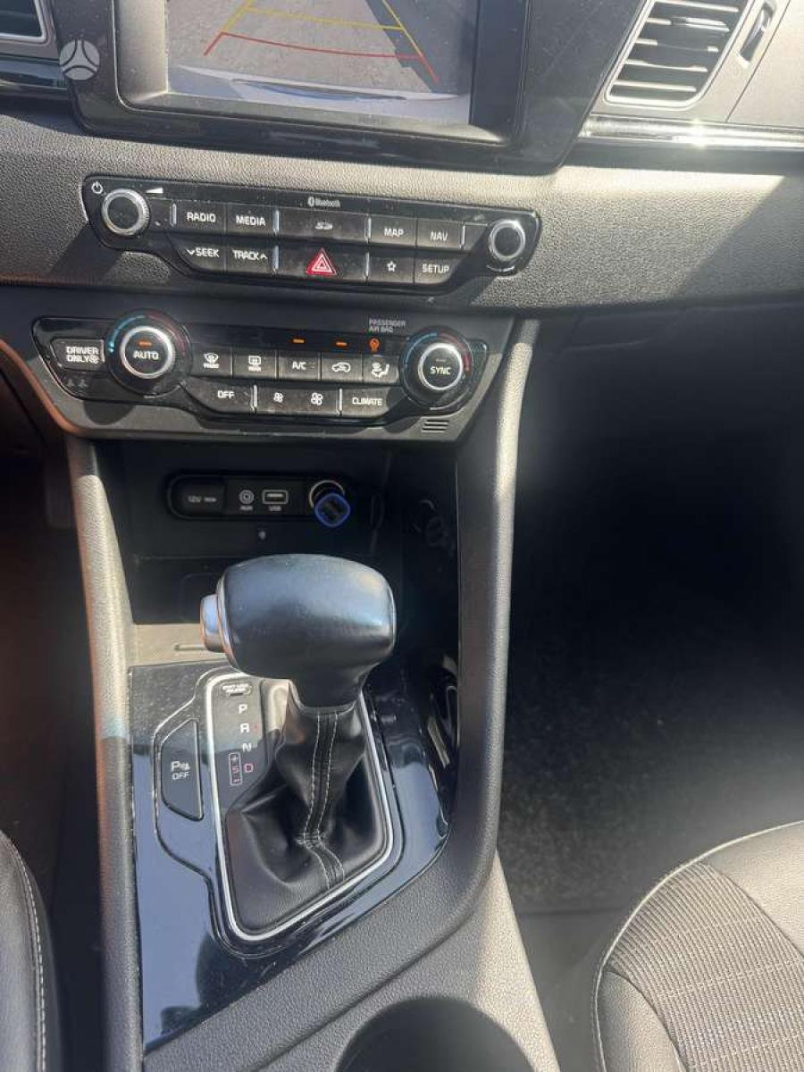 White Kia Niro 2019 in Panevezys, with an engine capacity of 1.58 L and mileage of 170 thousand km for 9900 €, photo 20 on AUTOMOTO.COM.LV