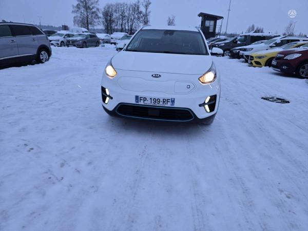 White Kia Niro 2020 in Taurage, with an engine capacity of 0.00 L and mileage of 164 thousand km for 11200 €, photo 2 on AUTOMOTO.COM.LV