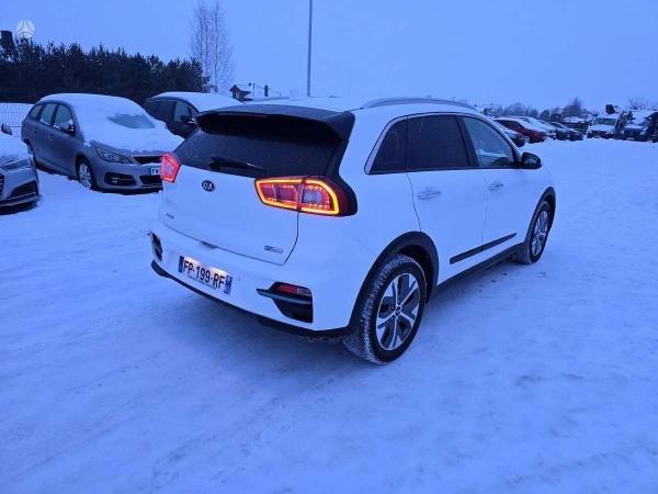 White Kia Niro 2020 in Taurage, with an engine capacity of 0.00 L and mileage of 164 thousand km for 11200 €, photo 4 on AUTOMOTO.COM.LV