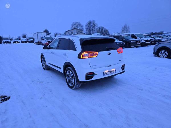 White Kia Niro 2020 in Taurage, with an engine capacity of 0.00 L and mileage of 164 thousand km for 11200 €, photo 6 on AUTOMOTO.COM.LV