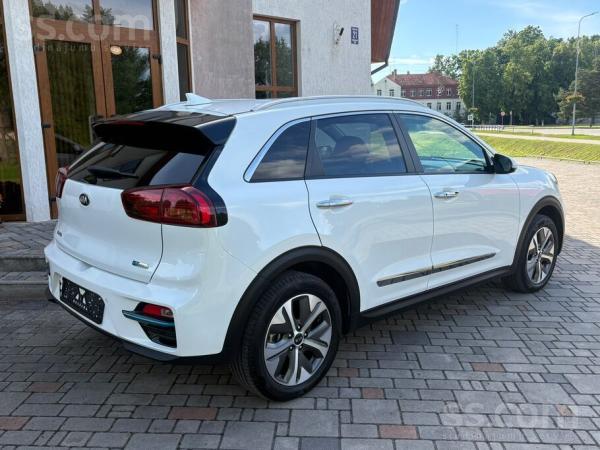 White Kia Niro 2020 in Jelgava, with an engine capacity of 1.60 L and mileage of 135 thousand km for 17500 €, photo 5 on AUTOMOTO.COM.LV