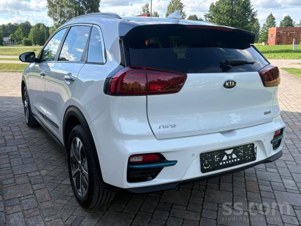 White Kia Niro 2020 in Jelgava, with an engine capacity of 1.60 L and mileage of 135 thousand km for 17500 €, photo 6 on AUTOMOTO.COM.LV