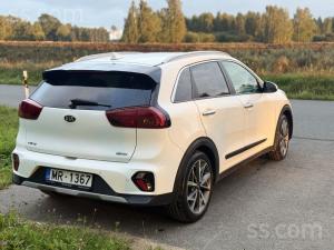 White Kia Niro 2020 in Riga, with an engine capacity of 1.60 L and mileage of 145 thousand km for 18000 €, photo 3 on AUTOMOTO.COM.LV