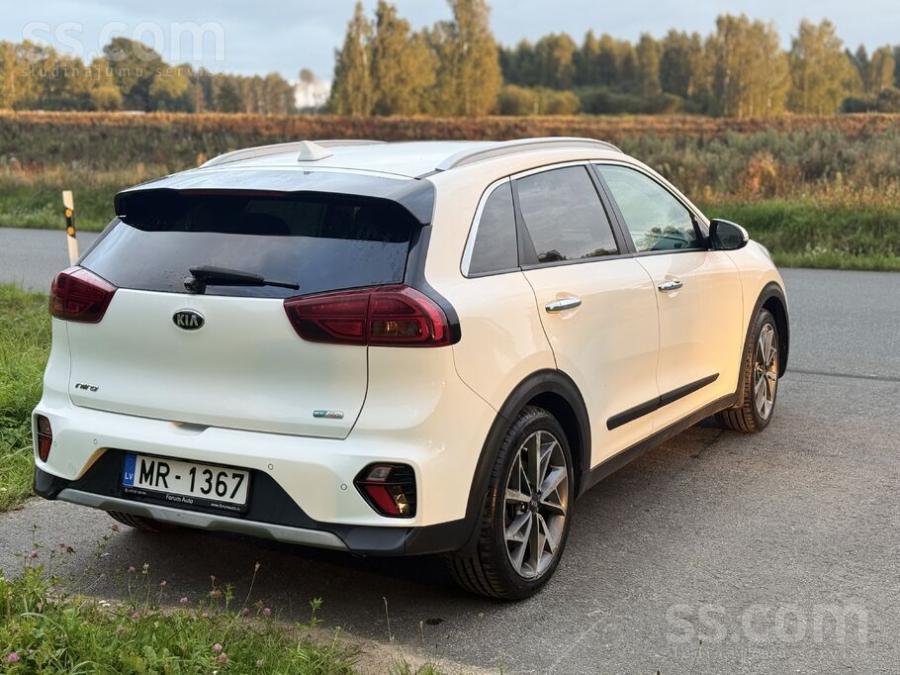 White Kia Niro 2020 in Riga, with an engine capacity of 1.60 L and mileage of 145 thousand km for 18000 €, photo 3 on AUTOMOTO.COM.LV
