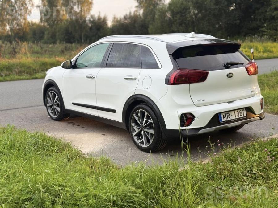 White Kia Niro 2020 in Riga, with an engine capacity of 1.60 L and mileage of 145 thousand km for 18000 €, photo 4 on AUTOMOTO.COM.LV