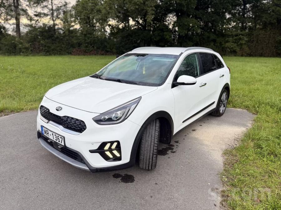 White Kia Niro 2020 in Riga, with an engine capacity of 1.60 L and mileage of 145 thousand km for 18000 €, photo 5 on AUTOMOTO.COM.LV