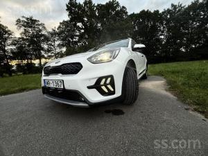 White Kia Niro 2020 in Riga, with an engine capacity of 1.60 L and mileage of 145 thousand km for 18000 €, photo 6 on AUTOMOTO.COM.LV