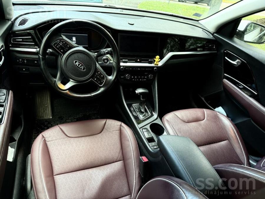 White Kia Niro 2020 in Riga, with an engine capacity of 1.60 L and mileage of 145 thousand km for 18000 €, photo 7 on AUTOMOTO.COM.LV