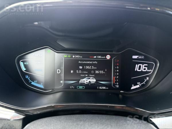 White Kia Niro 2020 in Riga, with an engine capacity of 1.60 L and mileage of 145 thousand km for 18000 €, photo 7 on AUTOMOTO.COM.LV