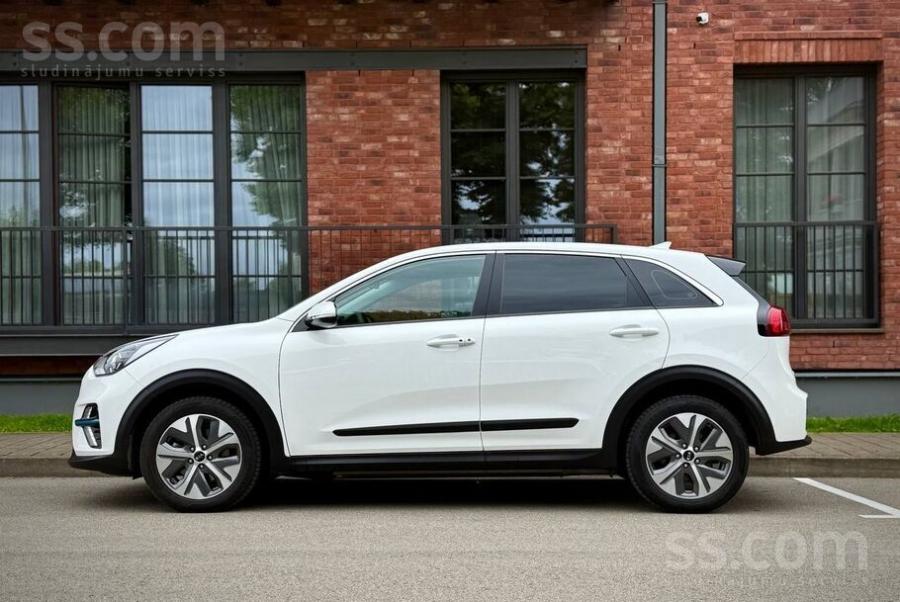 White Kia Niro 2021 in Riga, with an engine capacity of 1.60 L and mileage of 48 thousand km for 15900 €, photo 3 on AUTOMOTO.COM.LV