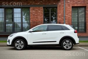 White Kia Niro 2021 in Riga, with an engine capacity of 1.60 L and mileage of 50 thousand km for 14900 €, photo 3 on AUTOMOTO.COM.LV